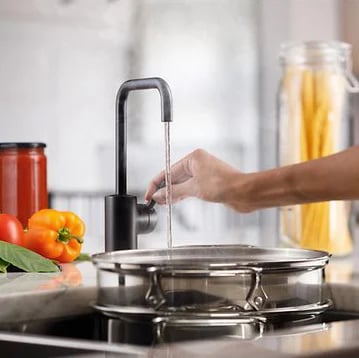 InSinkErator Moderno 3020 Black Hot Water Kitchen Tap & NeoTank